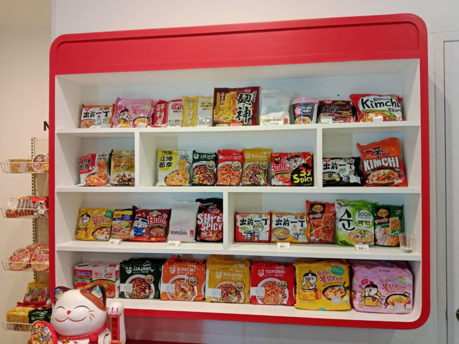 ร้าน D-Cup Noodles Mart เป็นร้านบะหมี่กึ่งสำเร็จรูปพร้อมทานแบบจานด่วน ...